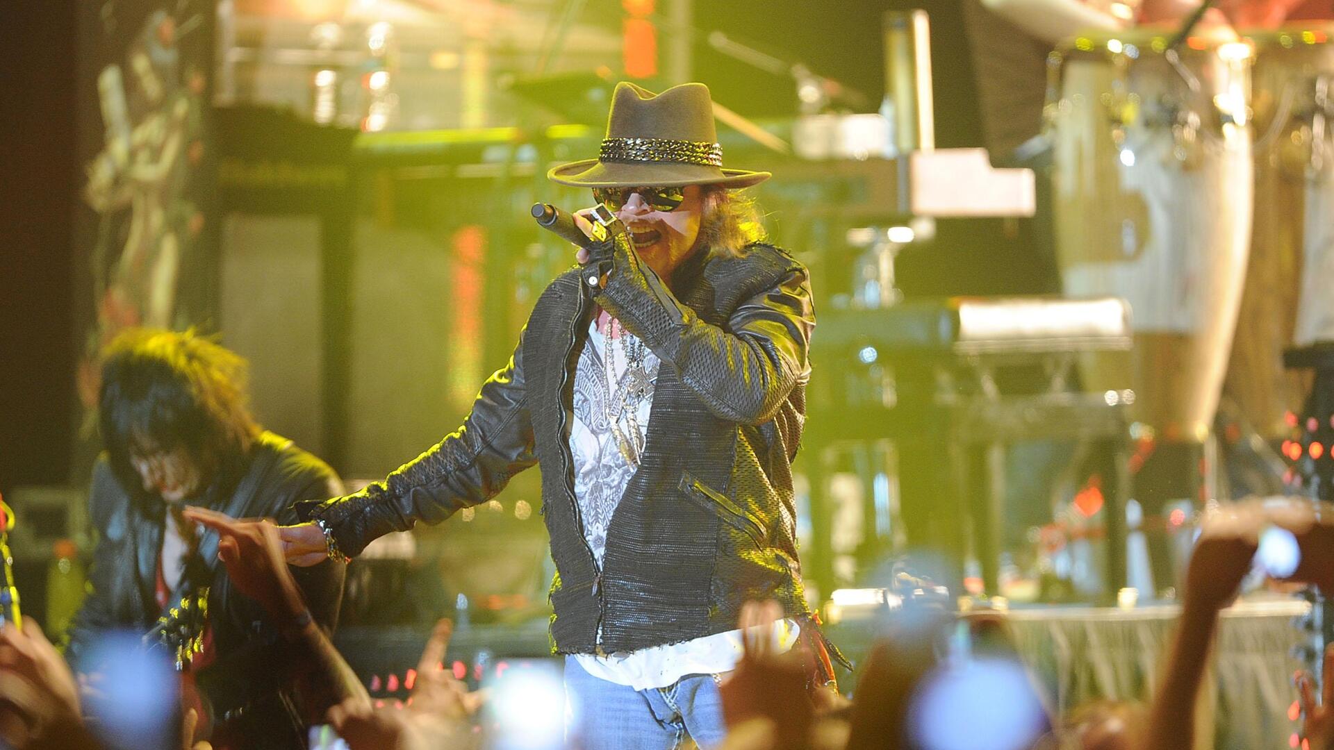 Обвиниха фронтмена на Guns N' Roses Аксел Роуз в сексуално насилие ...