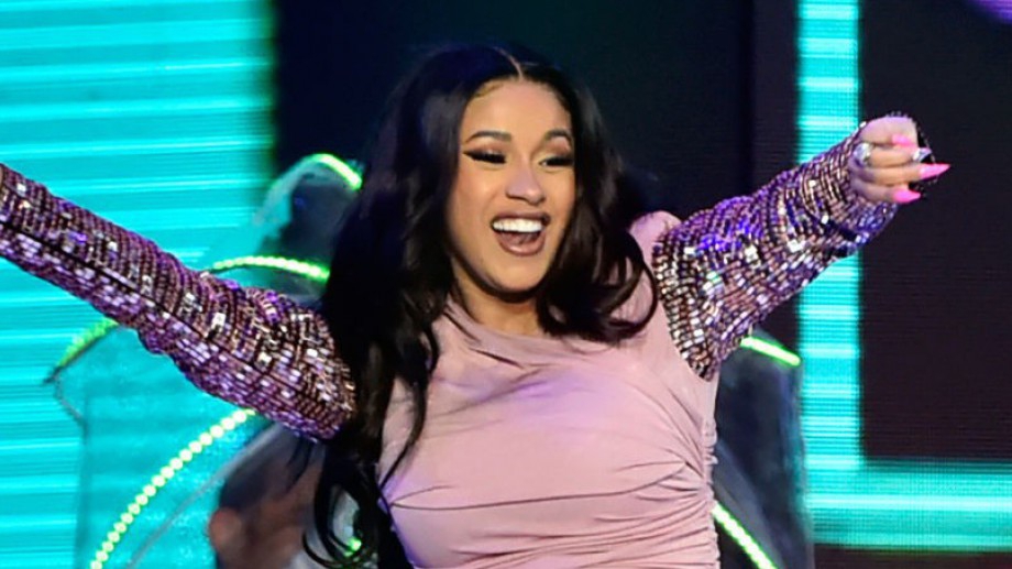 Карди Би уцели зрител с микрофон по време на концерт. Ето защо (ВИДЕО)