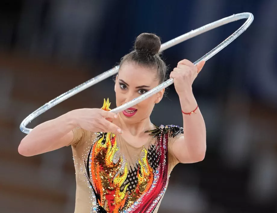 Катрин Тасева чака бебе!