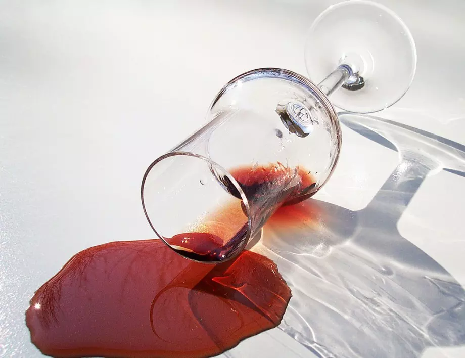 Ето как за секунди да премахнете петно от червено вино, без препарати