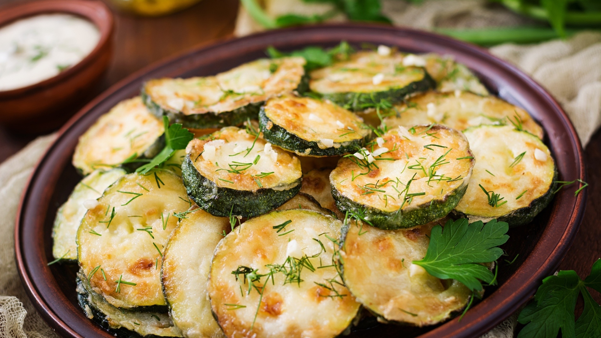 Подлучени тиквички с чесън и магданоз: ТОП допълнение към всяка трапеза ...