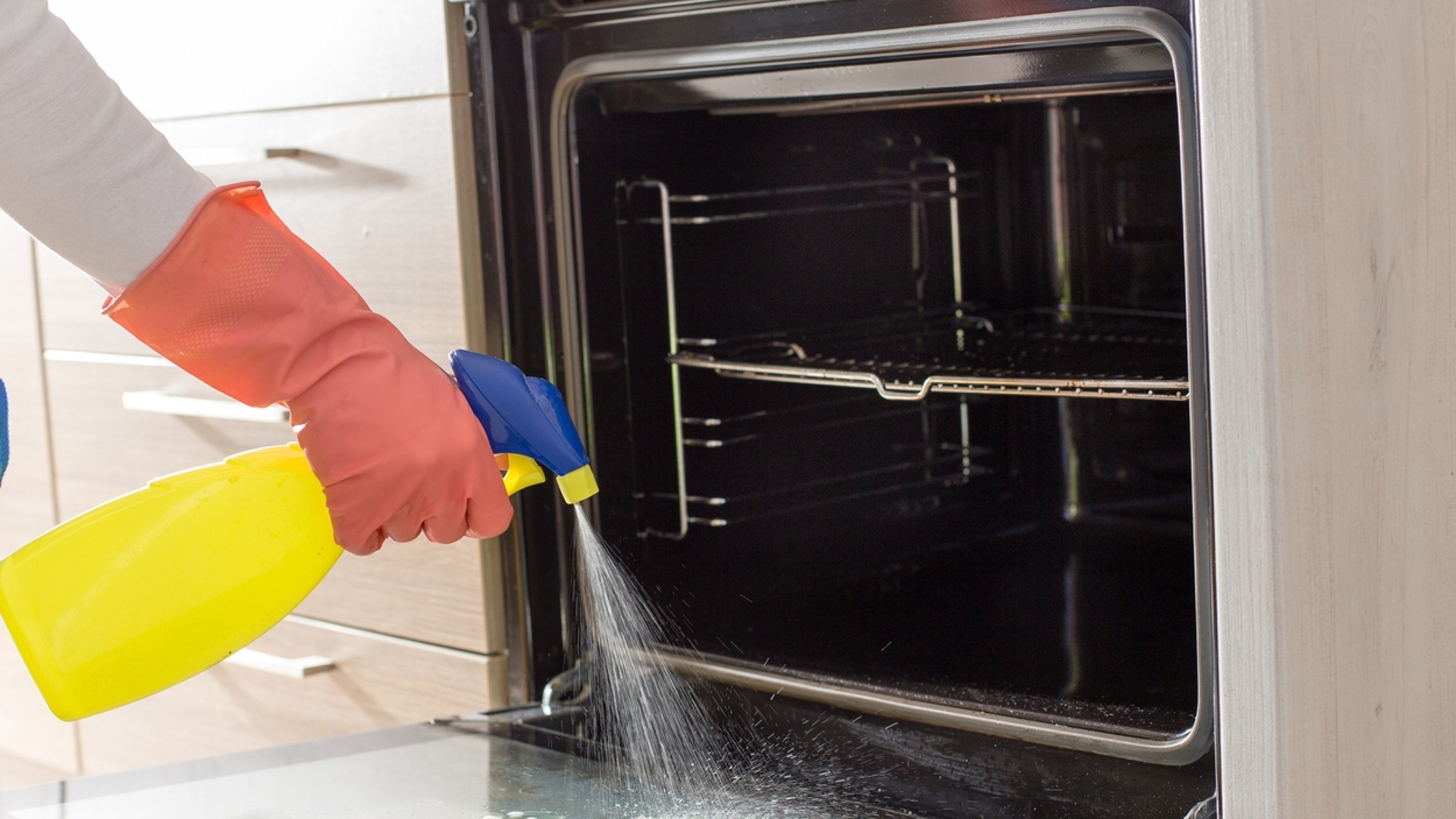 Почистване на фурната за под 10 минути – напълно възможно е! | Actualno.com