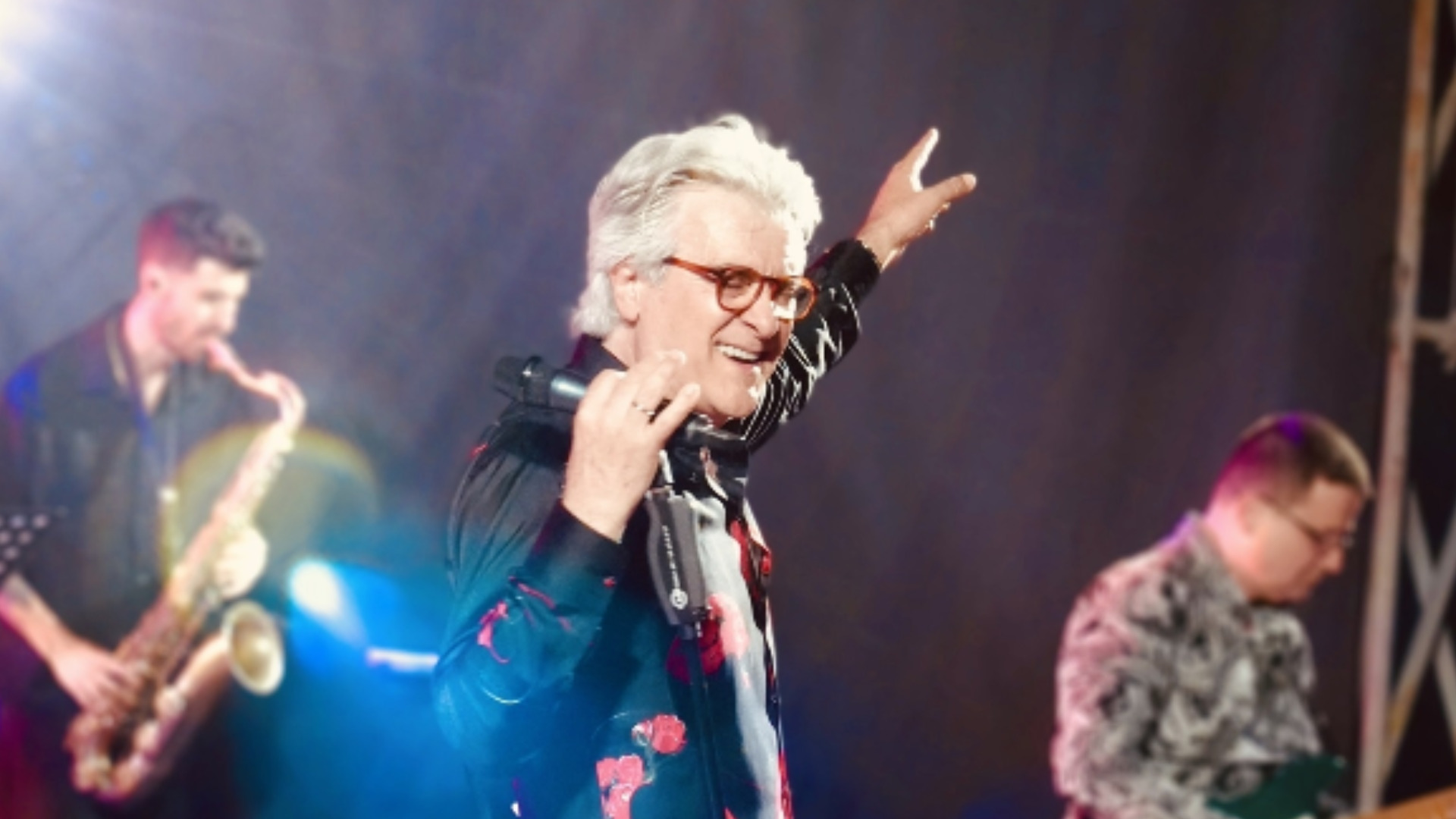 Орлин Горанов стартира турнето си "50 години магия" с вълнуващ концерт ...