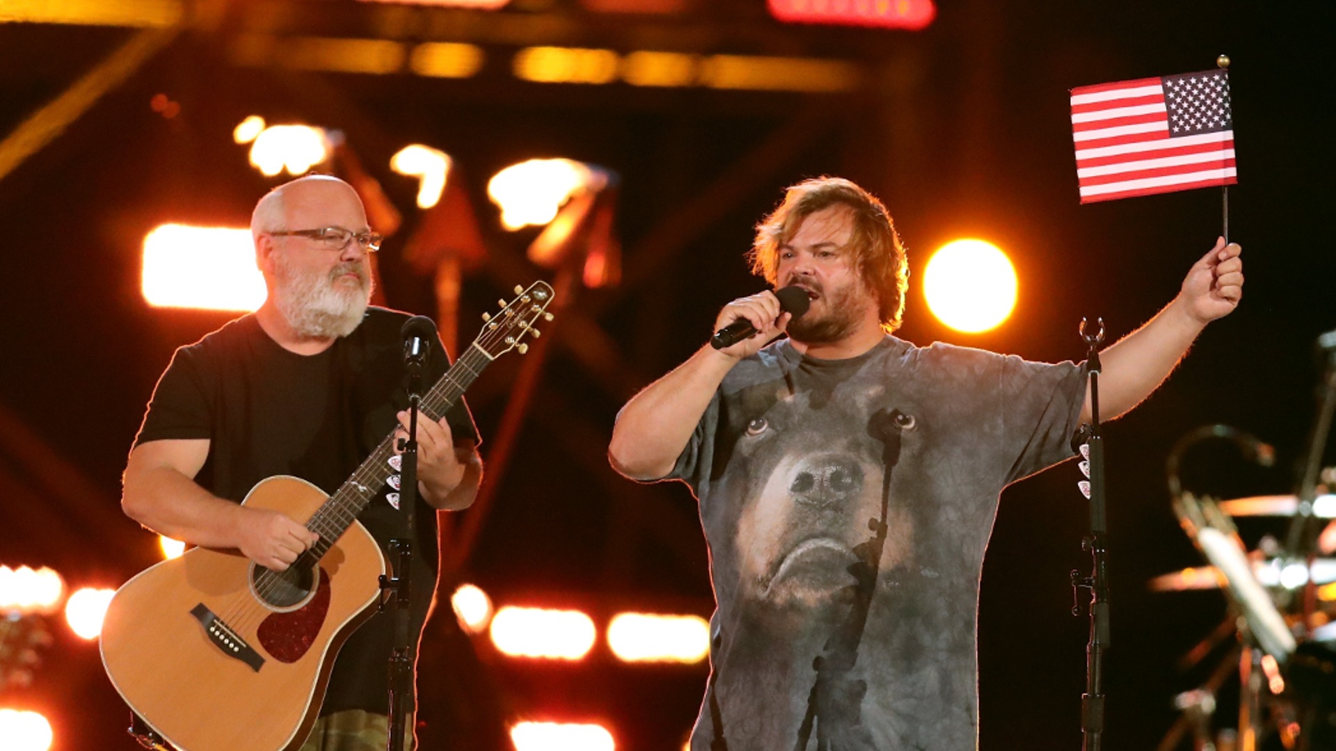 "Следващия път уцелете Тръмп": Tenacious D прекрати турнето си заради ...