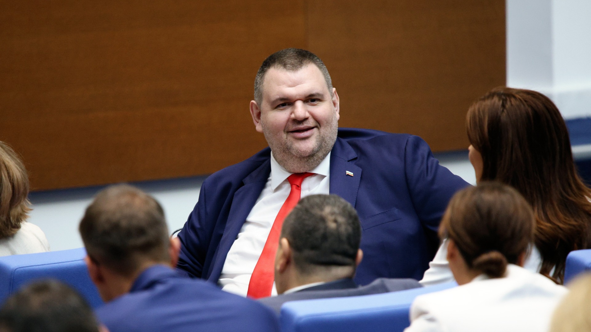 Пеевски с 6 къщи, но под наем - има вземания за милиони: Декларациите ...