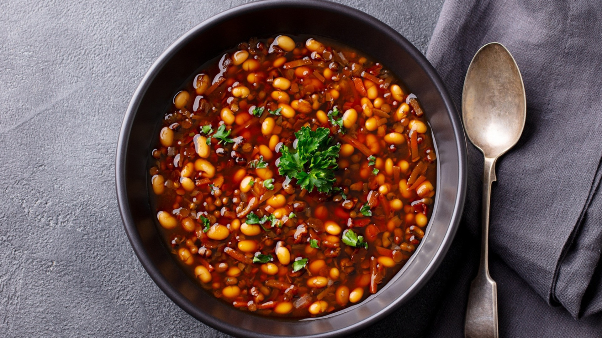 Традиционна рецепта за боб с фантастичен завършек | Actualno.com