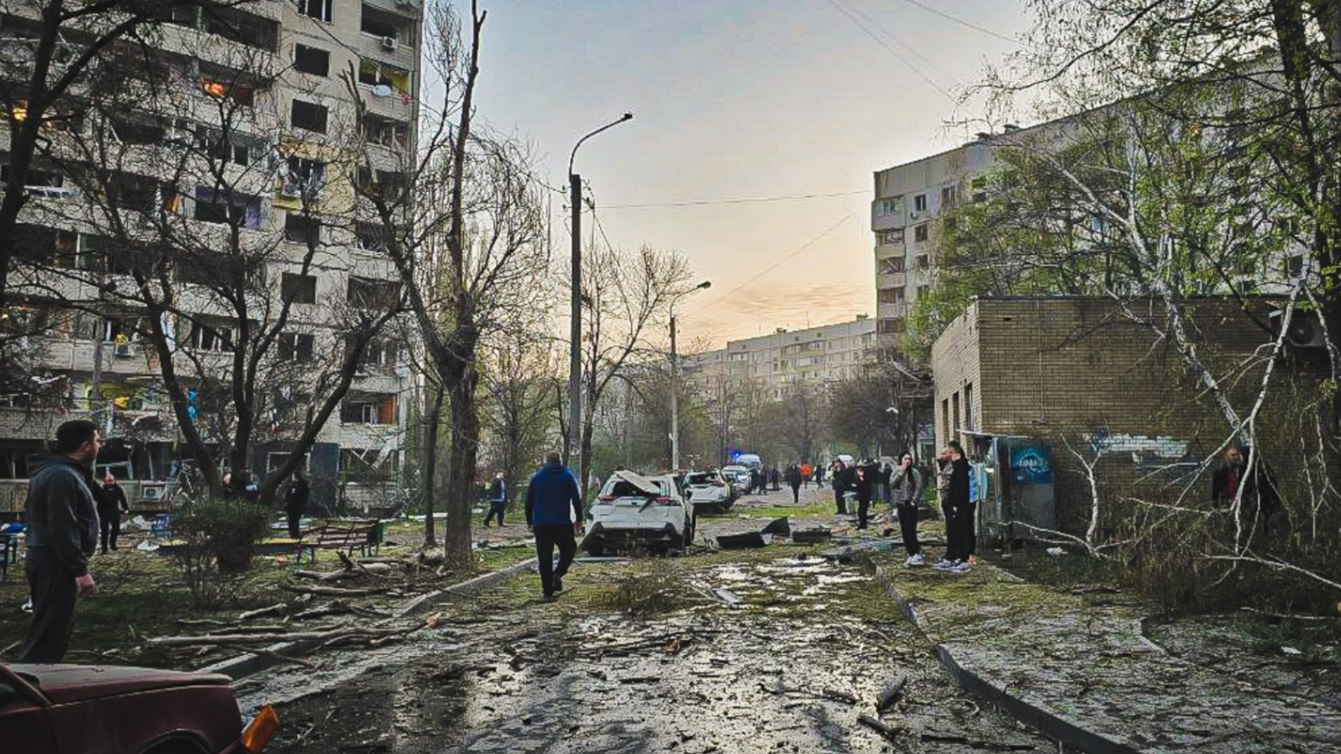 И децата им ще воюват: Путин срива жилищен блок след жилищен блок, а ...