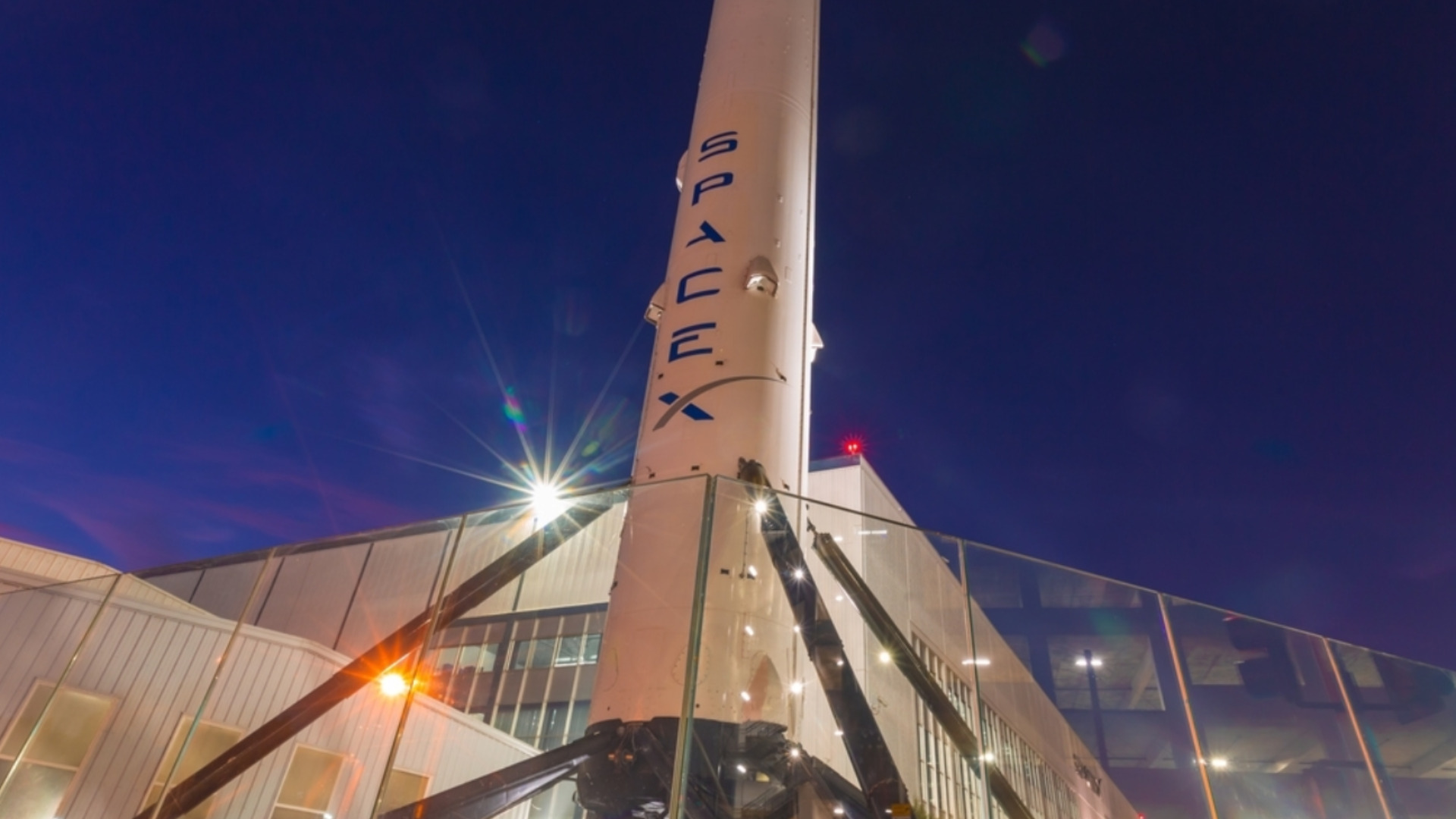 Слънчевата ярост кара сателитите на SpaceX да падат от небето ...