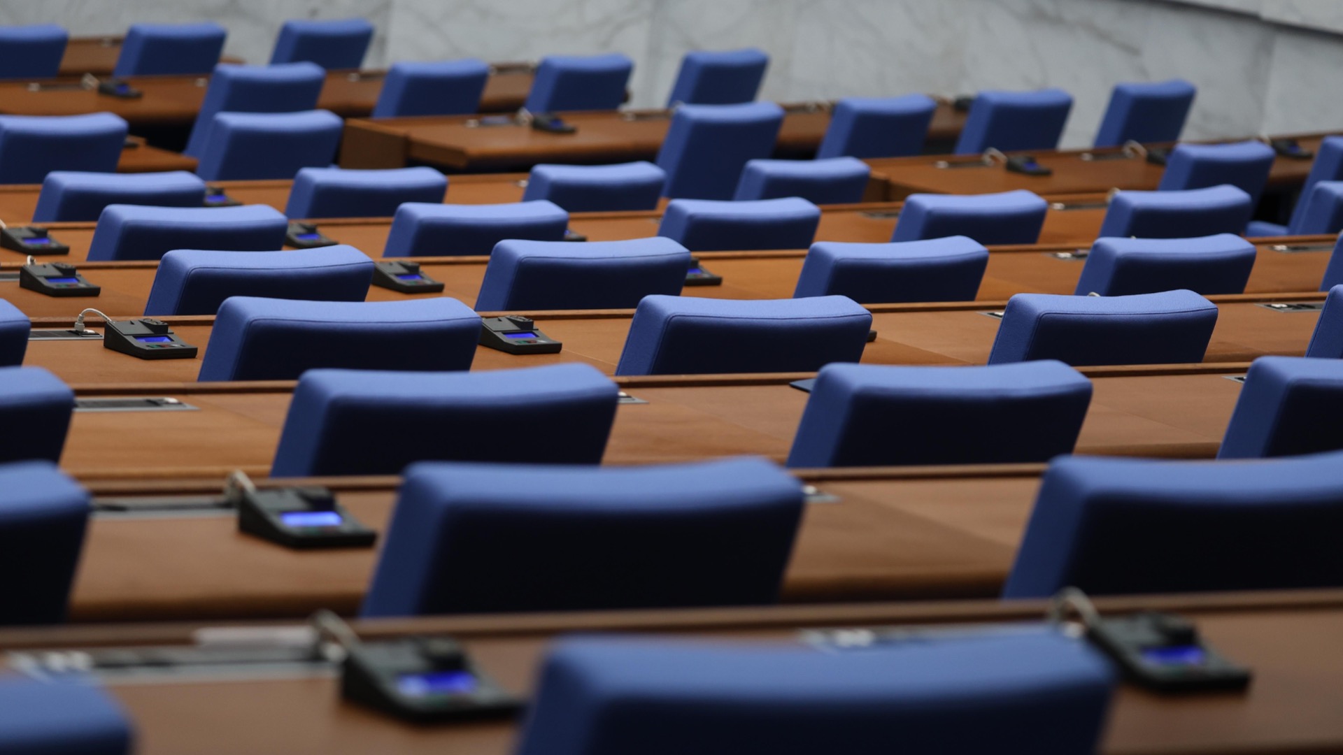 Без правила, но с влияние: Кои са невидимите хора в парламента ...