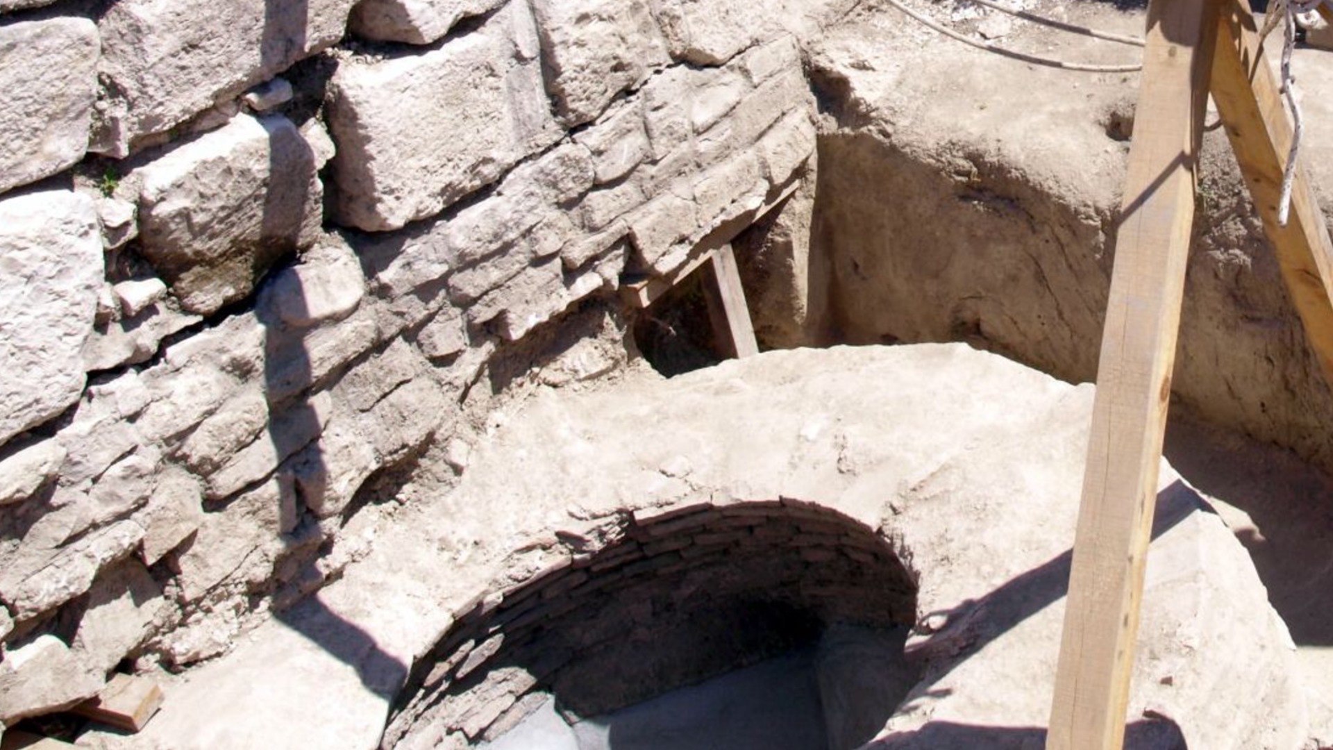 Като във филм на ужасите: Откриха пресен труп на дъното на кладенец ...