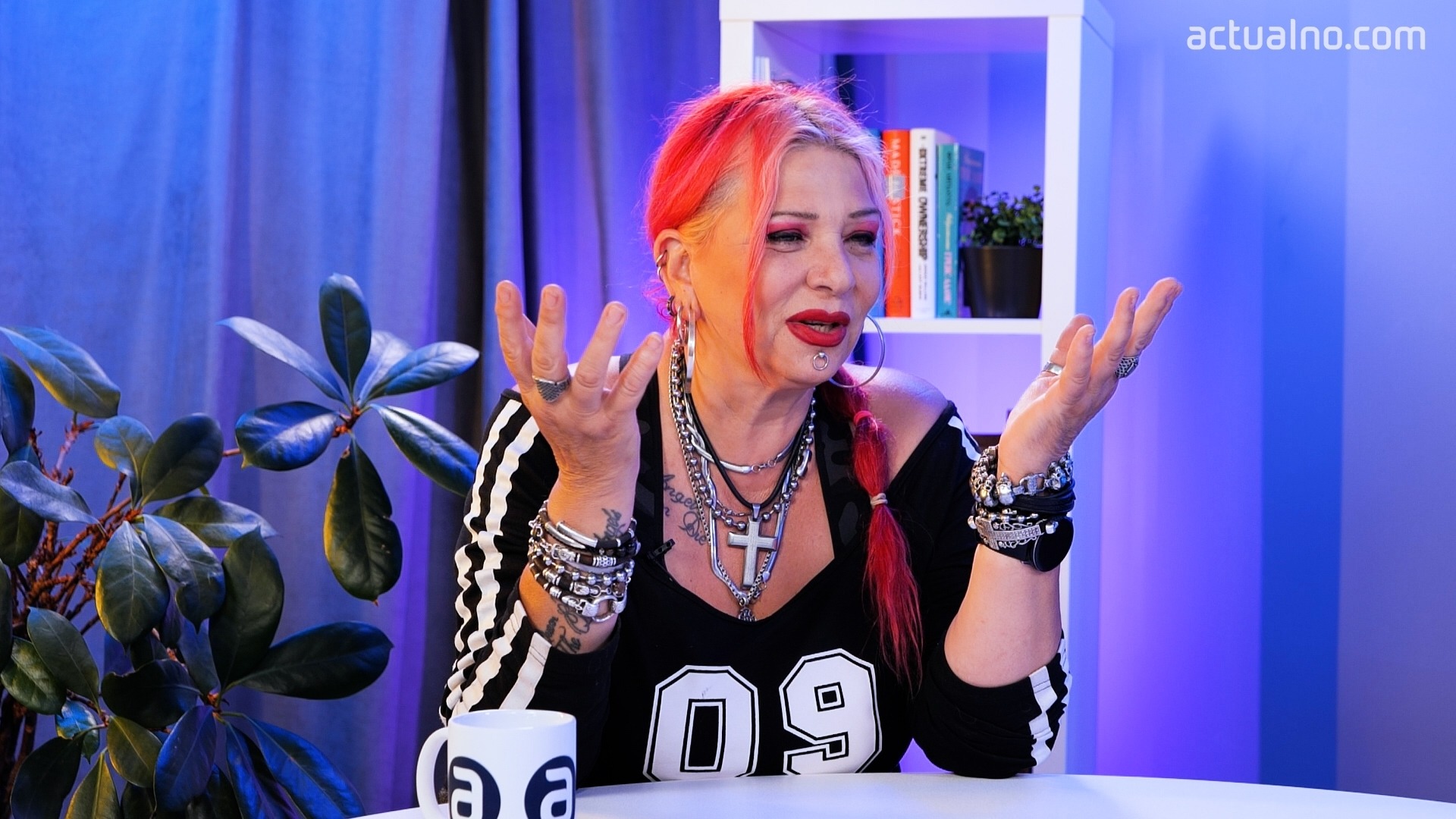 40 г. на сцената: Първата дама на рока Милена Славова в Студио Actualno (ВИДЕО) | Actualno.com